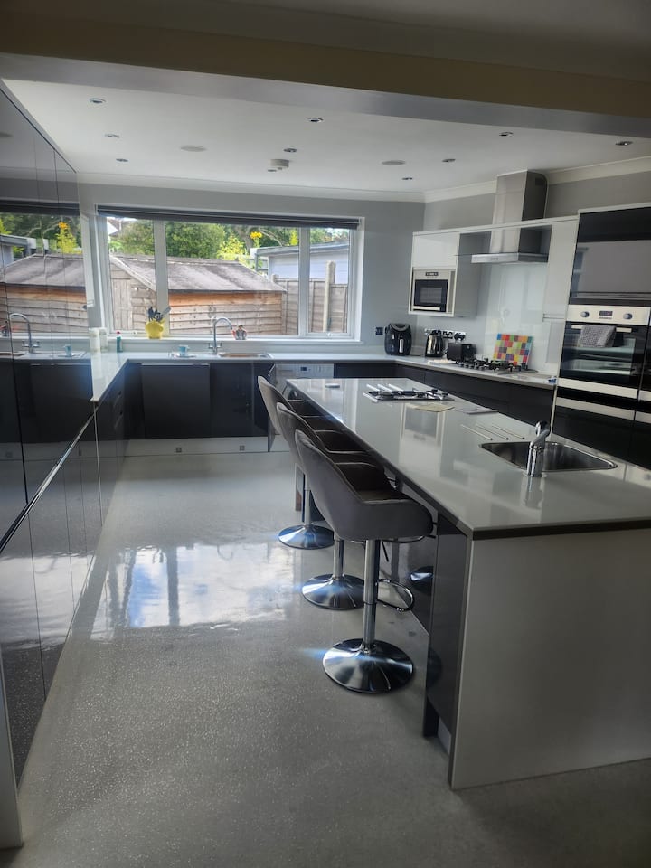 Ultra Modern Family 4 Bed Home - Kingston upon Thames