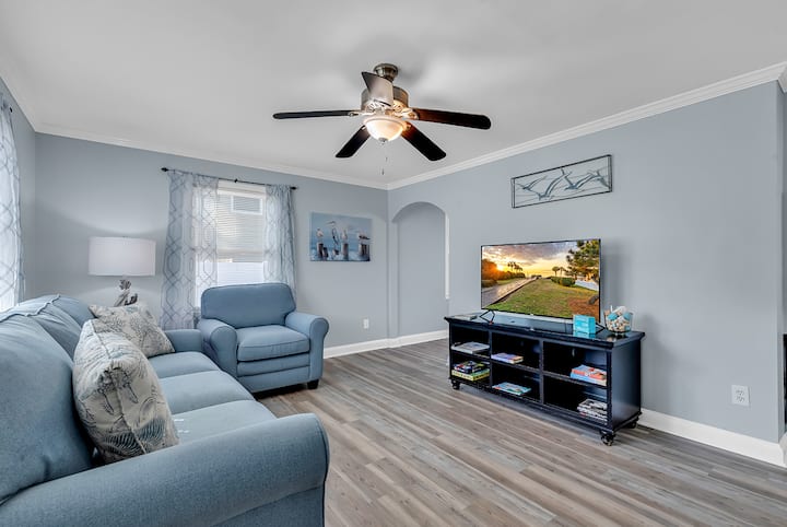 Cozy Coastal Cottage - Garden City, SC