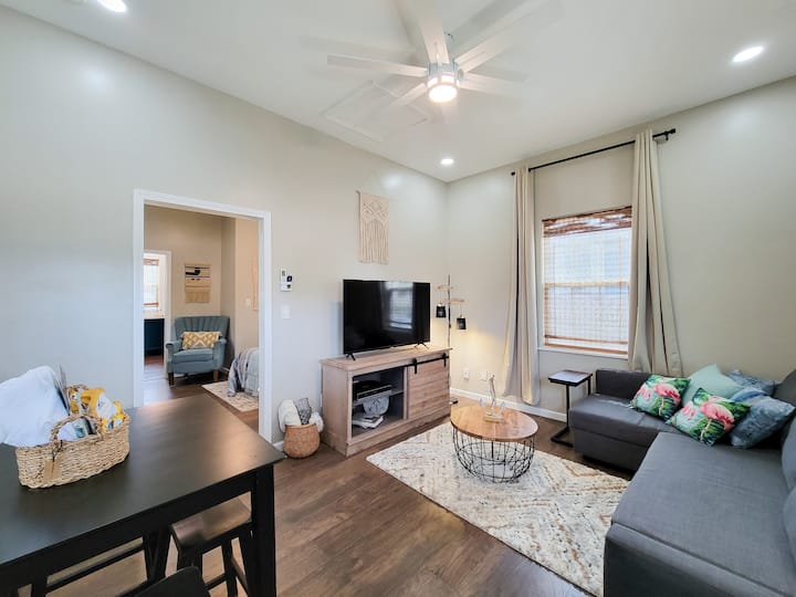 Quaint House Island Getaway - Beach Access, Galveston