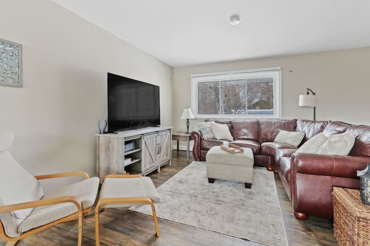 Rare June Weekend 
 Lake Geneva Home With Pool - Lake Geneva, WI