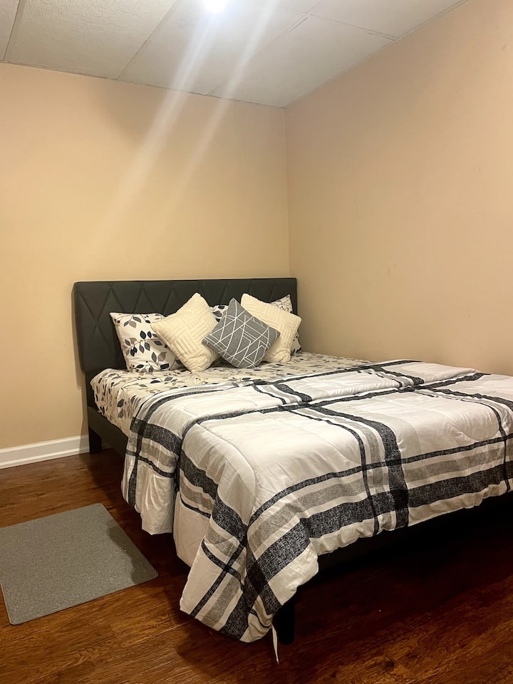 Full Basement Apartment In Pickering With Parking - Pickering