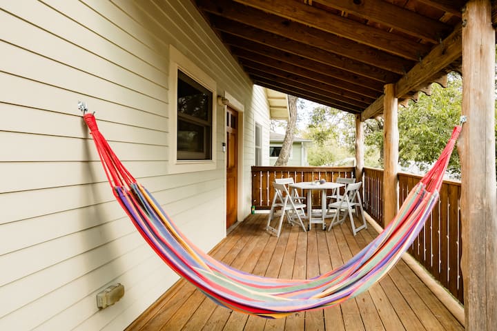 Secluded & Central Hyde Park Casita | Porch | Wifi - Austin, TX