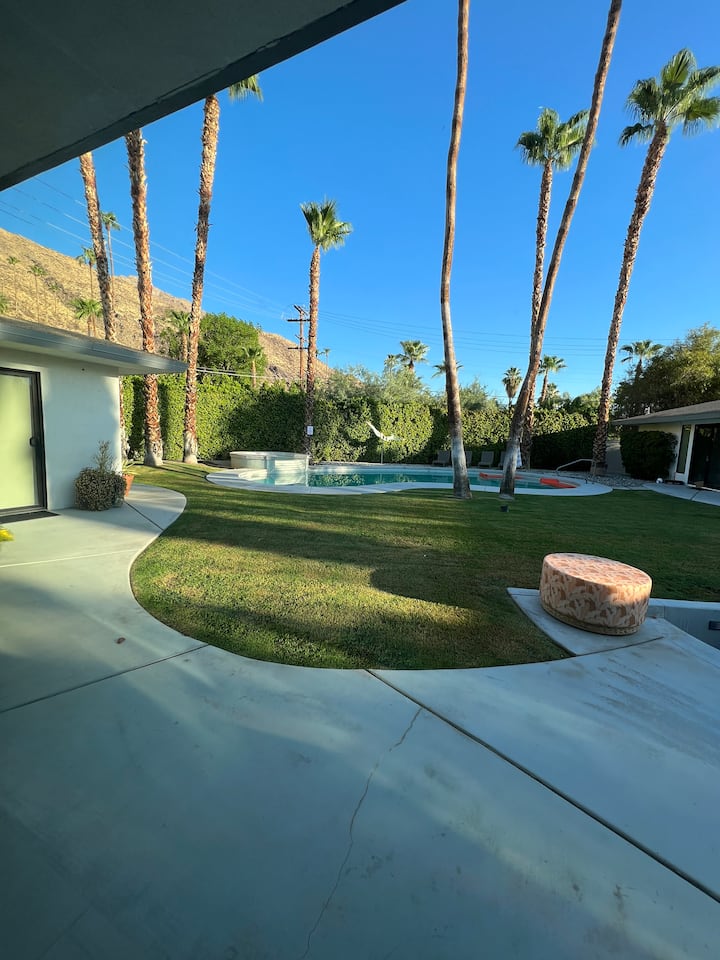 The Mesa Oasis-modern Retreat W/ 5 Bdrm, Sleeps 10 - Palm Springs, CA