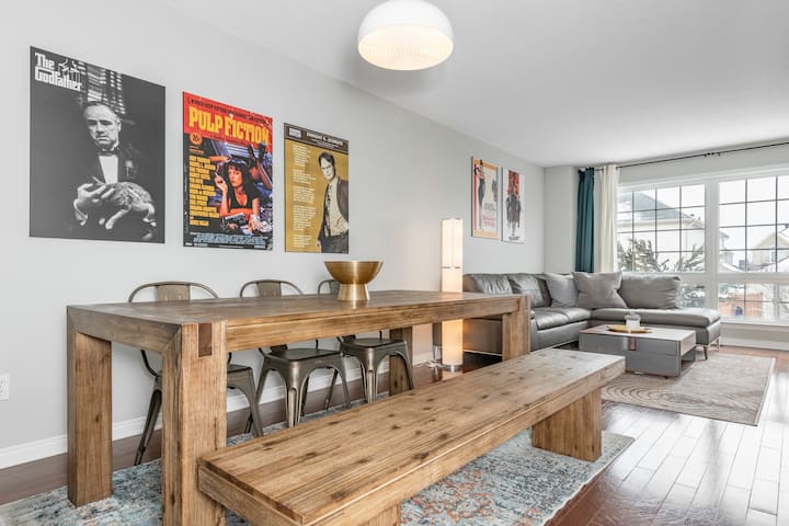 Movie Haven: 3 Rooms, 4 Beds - Ottawa