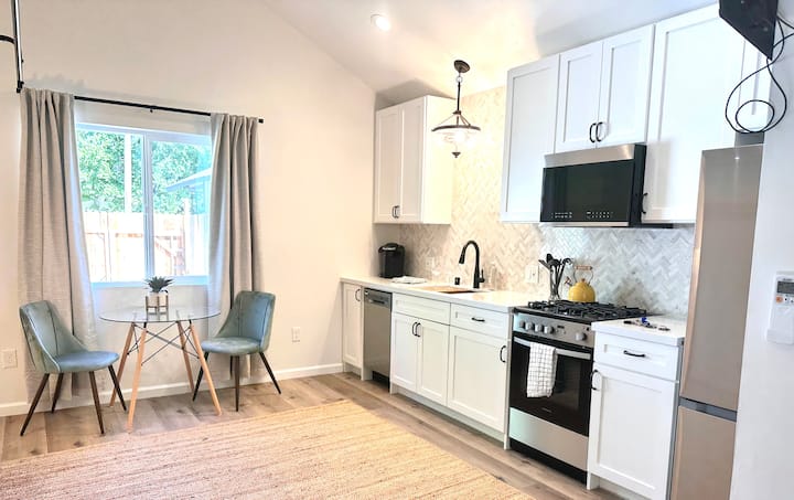 Sacramento Bungalow 1 Mile From Uc Davis Med - Sacramento, CA