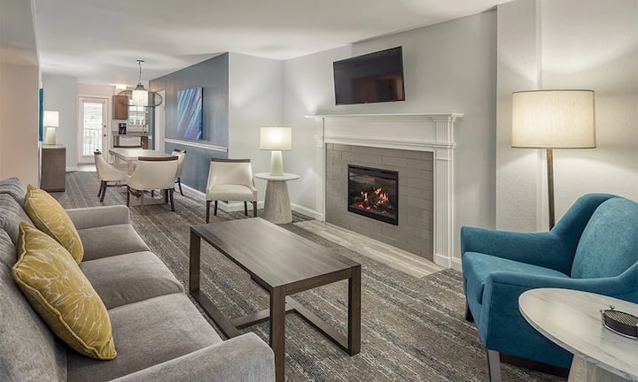 2 Bdrms, 2 Pools, Best! Avlable Only 8.15-29, 2025 - Newport, RI