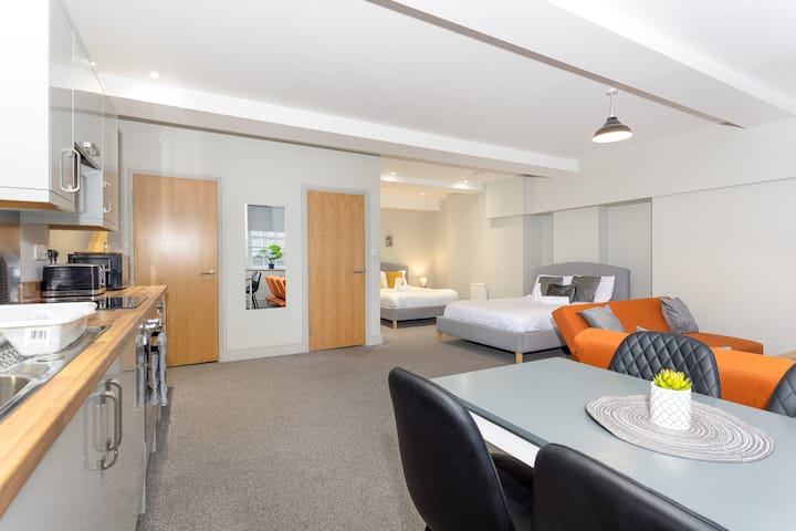City Escape – Sleeps 8 | Steps To Dining & Pubs - Liverpool