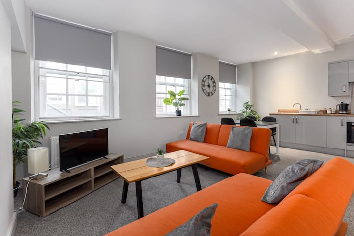 City Getaway Steps From Restaurants | Sleeps 8 - イギリス リバプール