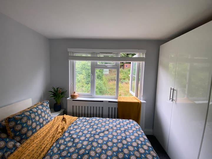 Private Floor En Suite Bedroom - High Wycombe