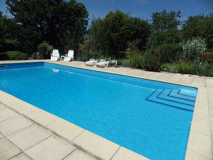 Eglantine 3 Bedroom House With Pool - La Chataigneraie