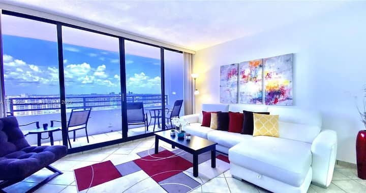 2 Bed + 2bath Beach Front Condo In Hollywood Beach - Hollywood, FL