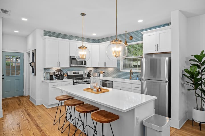 House On Cora - Sleeps 10, Hot Tub & Walk To Main! - 弗雷德里克斯堡