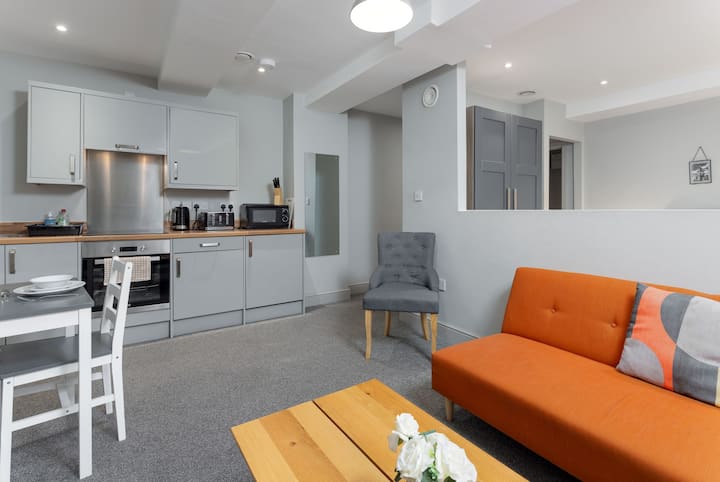 City Escape – Sleeps 4 | Steps To Dining & Pubs - Liverpool, UK