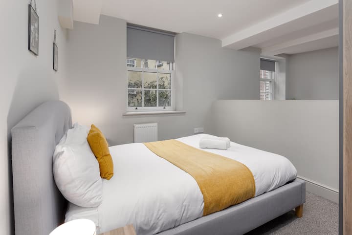 Modern Flat Near Top Eats & Bars | Sleeps 4 - Liverpool