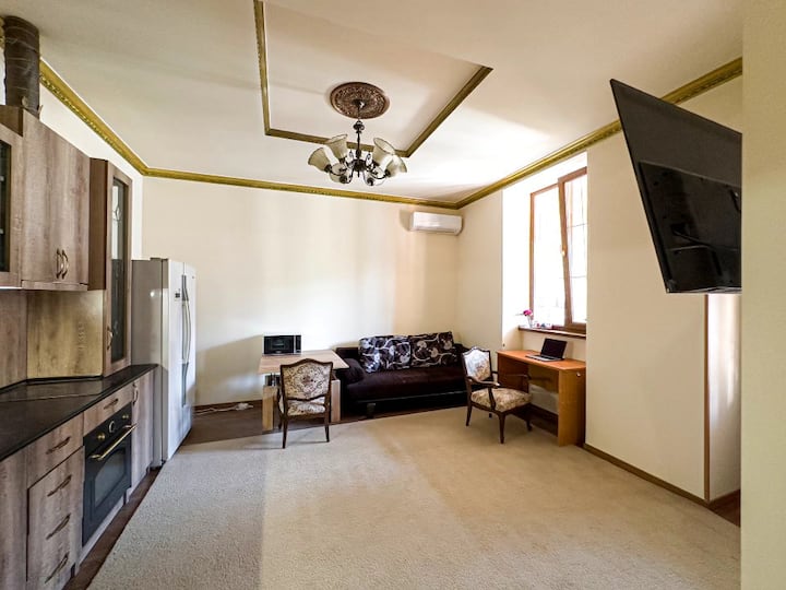 Tranquil Gem In Yerevan's Heart - エレバン