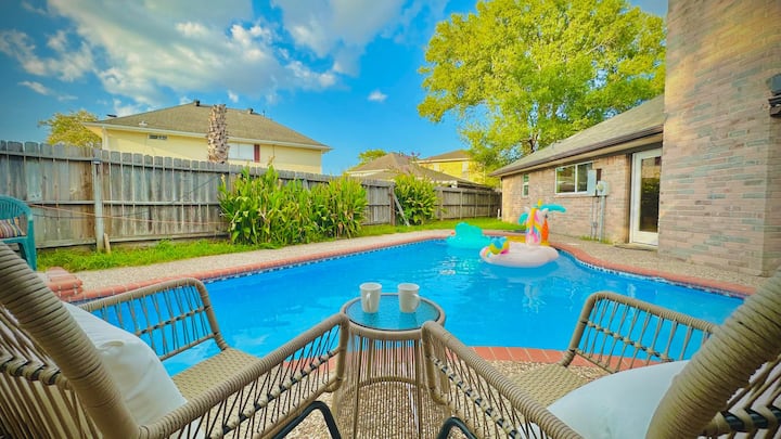 Sun-kissed Oasis - Houston
