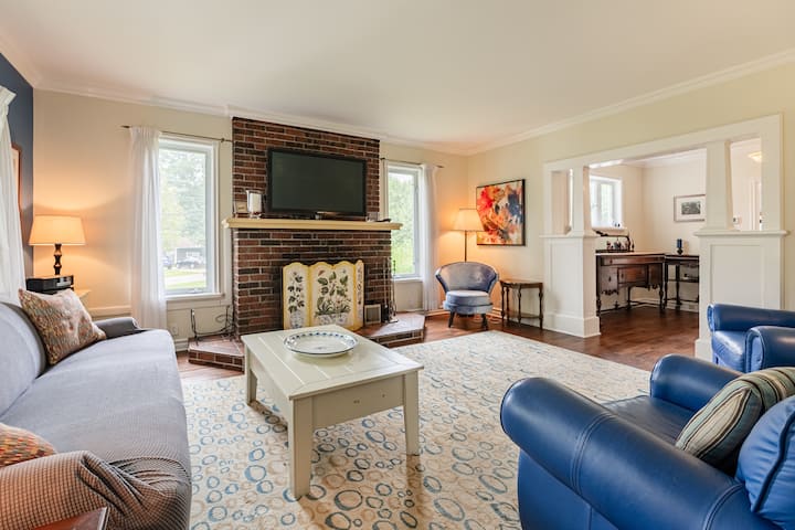 Lg Family Home Steps To Main St - Bala (Canada)