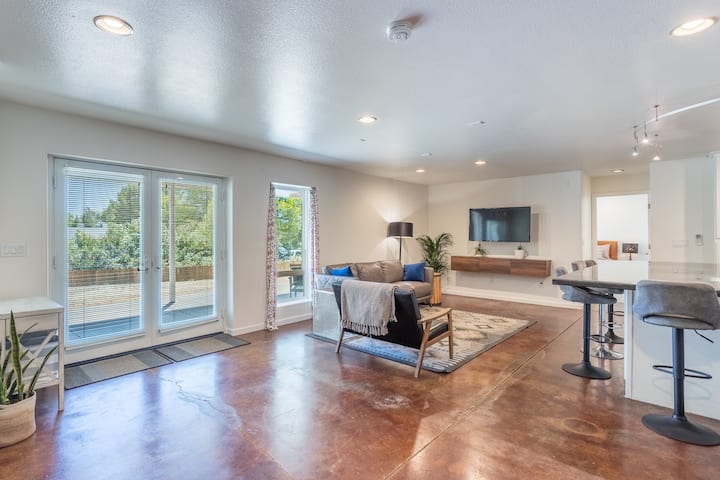 Modern West Side Guest Home - Redding, CA