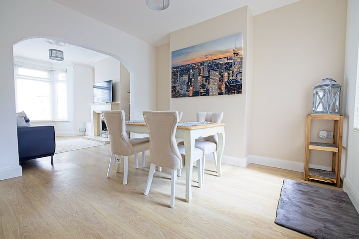 Modern Home 5 Mins Walk To Lfc - Parking️, Wi-fi - Liverpool, UK
