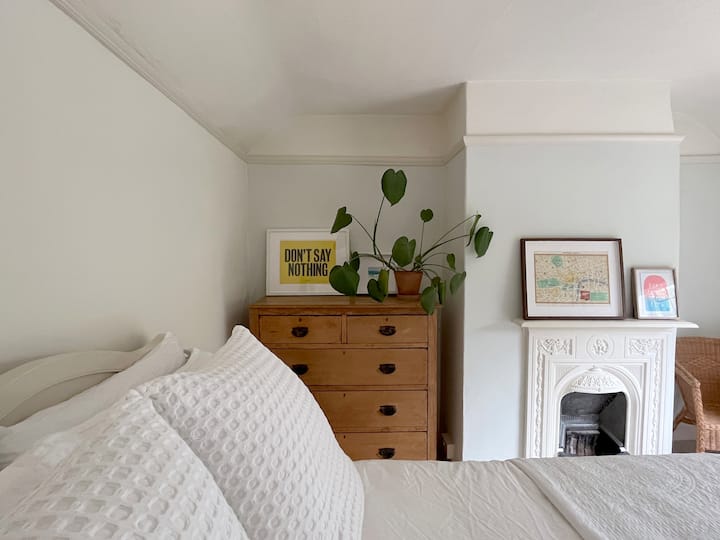 A Spacious Double Bed At Wonderful Willow Cottage - Woking