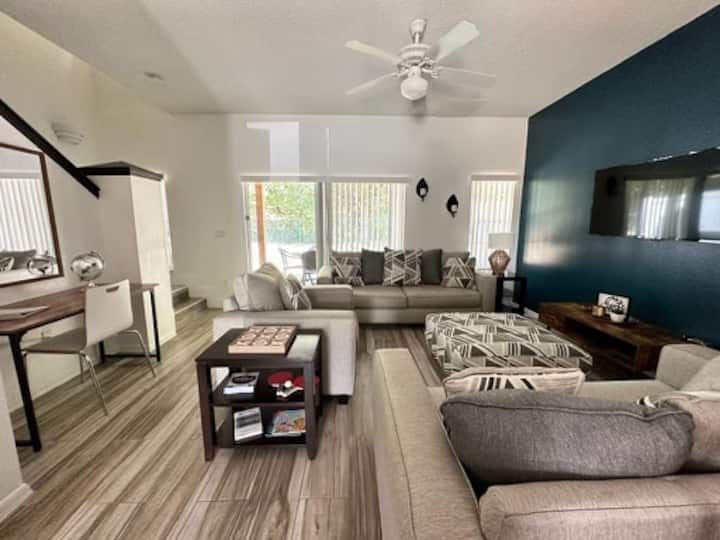 8 Miles From Disney! 2 Resort Pools! - キシミー, FL