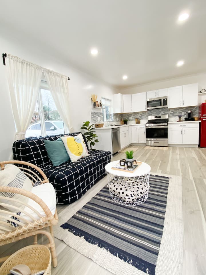 Kayden’s Place - 1 Bedroom House With Kitchen - California