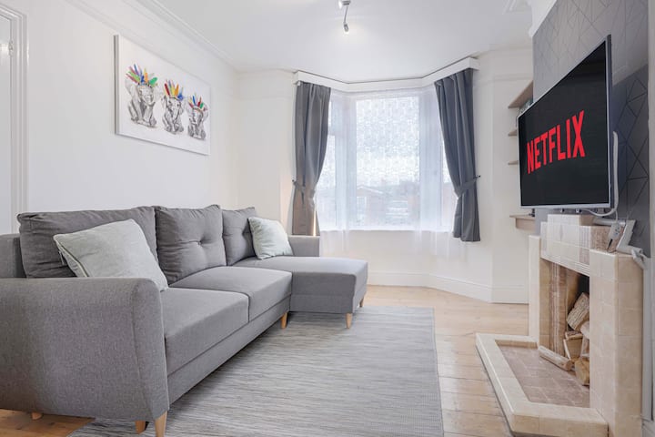 City Centre House - Parking, Fast Wi-fi & Smarttvs - Northampton