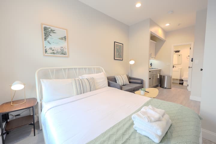 Quaint Studio Apt | Close To Fenway - Boston, MA