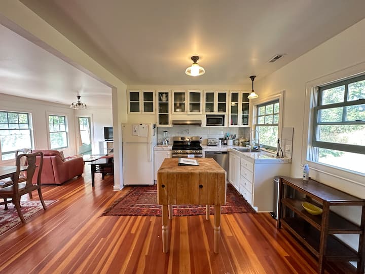 Private Wine Country Carriage House - Sherwood, OR