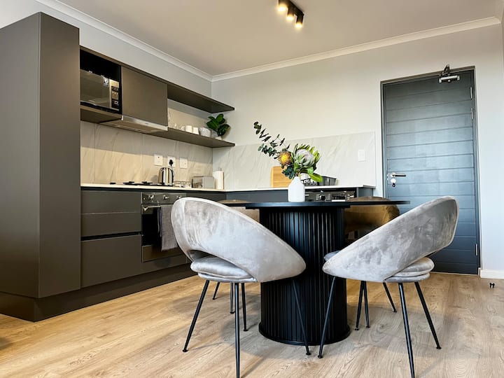 Central & Secure Modern Apartment With Wi-fi & Ups - Goodwood