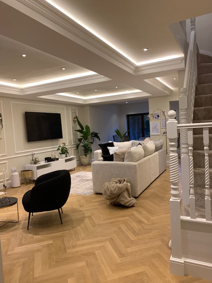 Modern Home: Study, Cinema & Private Canal Access - Harrow