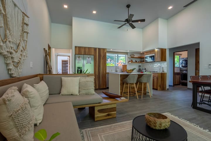 Centrally Located Modern Home-ac & Pool! - Costa Rica