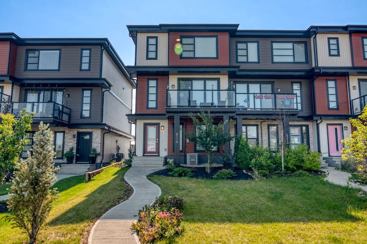 Luxurious Modern 3 Bedroom Home - Alberta