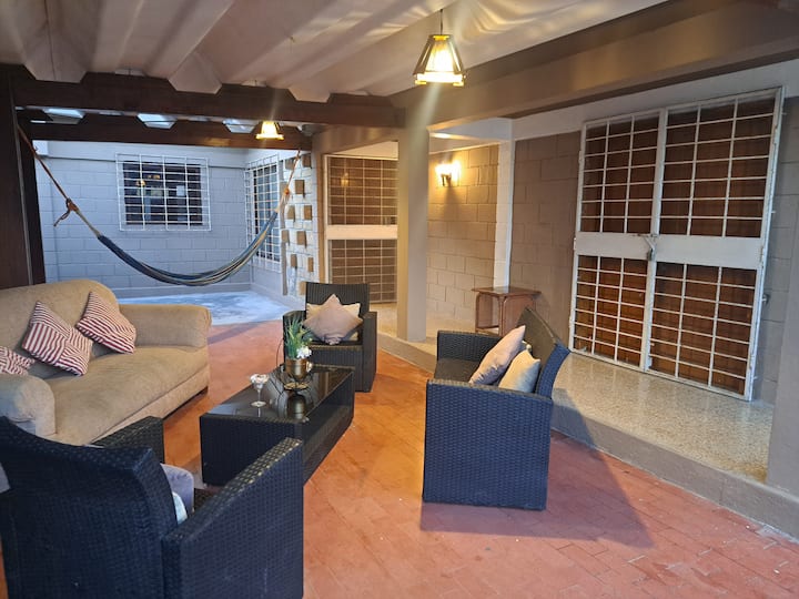 Beach House -A 1 Cuadra Del Mar! - Salinas