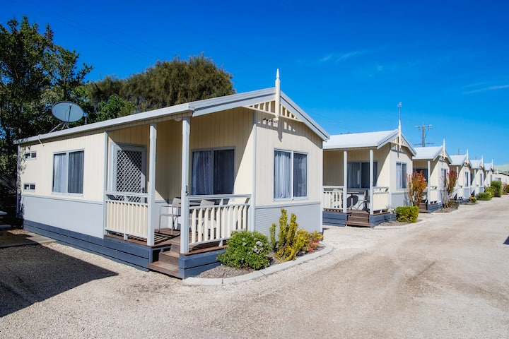 2 Bedroom Deluxe Cabin - Inverloch
