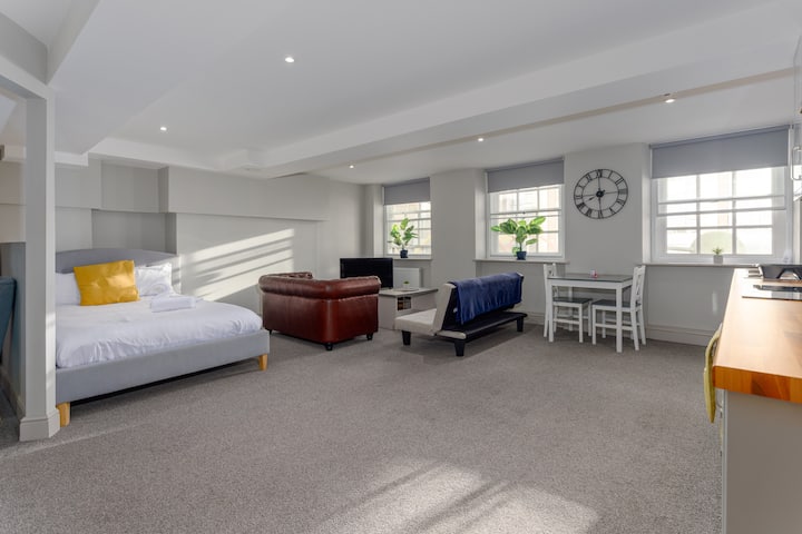 City-center Stay Near Dining & Pubs | Sleeps 6 - 