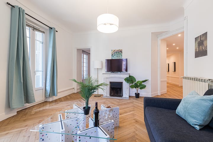 4 Bedrooms - Large & Comfortable - Nice