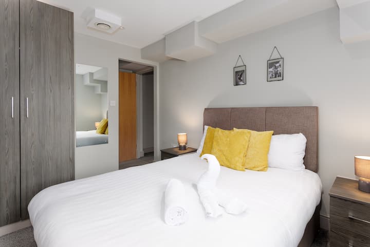 Chic City Retreat • Dining & Pubs | 4 Guests - Liverpool