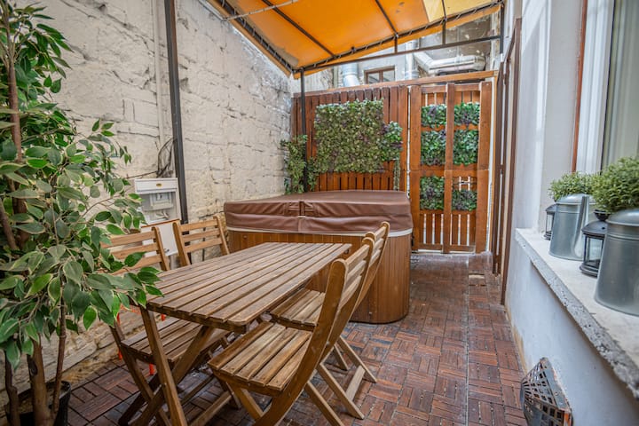 Happy Garden Apartment In The Kazinczy Street - Budapest