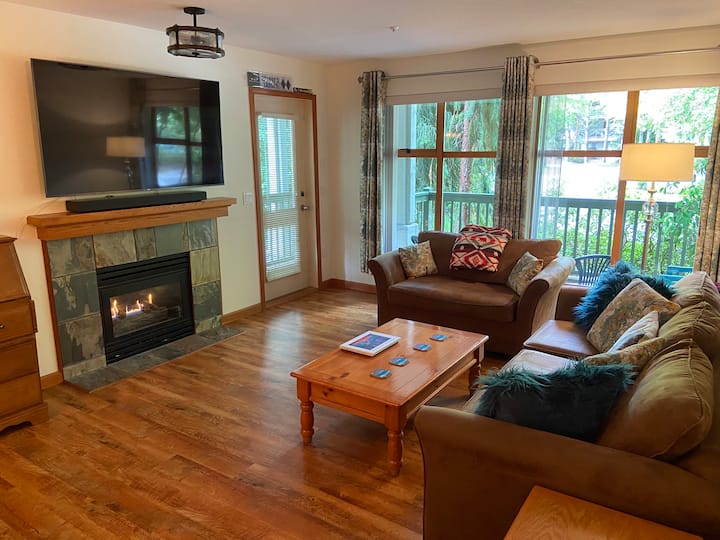 Quiet Village Condo - Free Pkg, Hot Tub, Sleeps 4! - Whistler