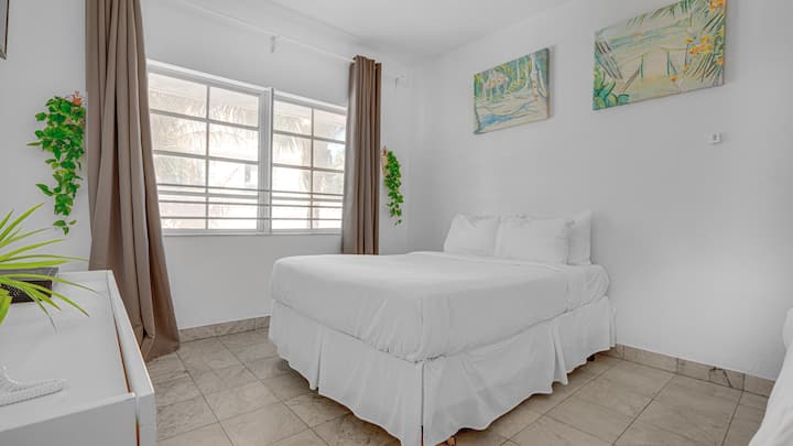 Relaxing City Getaway: 1br, Sleeps 4, Sun Deck - Miami Beach, FL