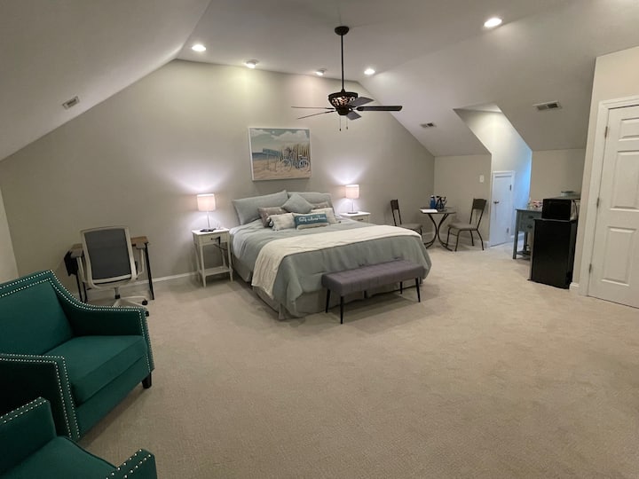 Cary Spacious Coastal Theme Private Upstairs Suite - Raleigh, NC