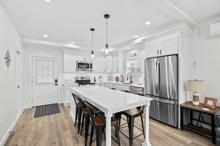 Luxury Townhouse In Downtown With Free Parking #1 - Manchester-by-the-Sea, MA