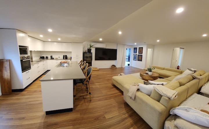 Secluded Burleigh Warehouse - Gold Coast