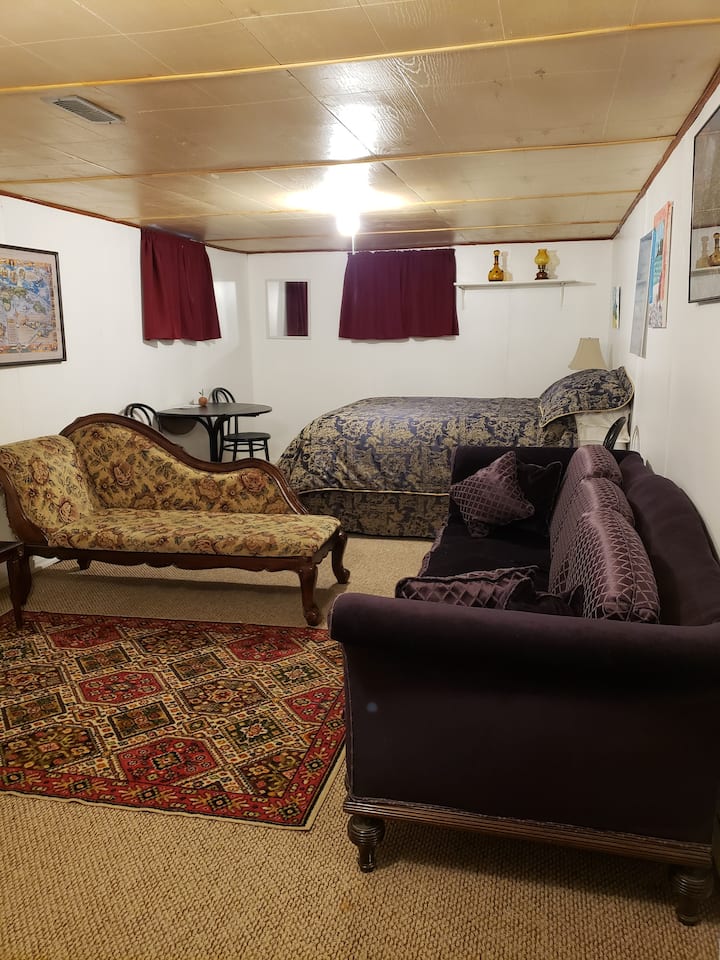 Quiet, Smokefree Room, Private Bathroom & Entrance - Elliot Lake