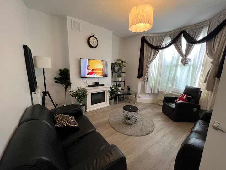 Fulham Double Bedroom (Females) - London