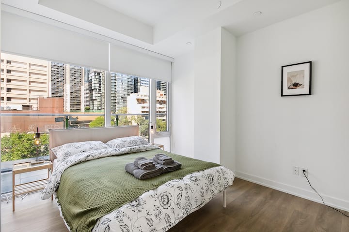Mins To Trains | 2 Bed+ Office + Bed |W Parking Dt - Toronto
