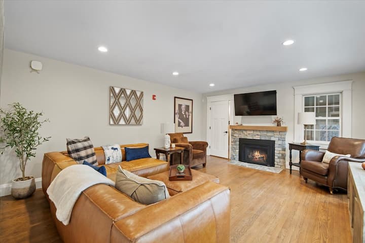 Brook Bound Inn-main Lodge-king Room 202-2nd Floor - Wilmington, VT