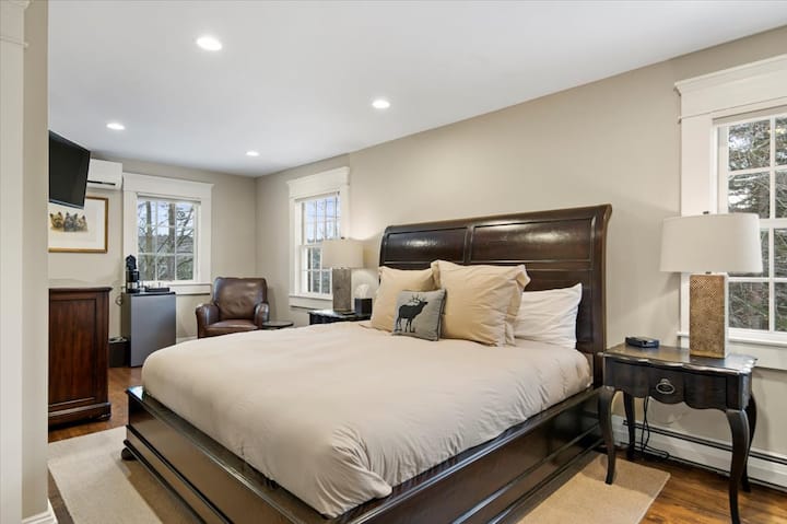 Brook Bound Inn-main Lodge-king Room 201-2nd Floor - Wilmington, VT