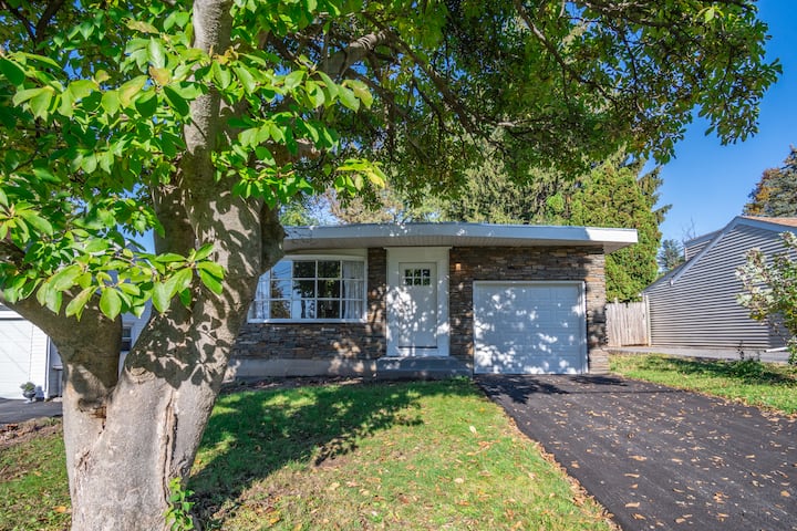 Cozy 2-bedroom Ranch W/ Private Backyard - VIA Aquarium, Schenectady